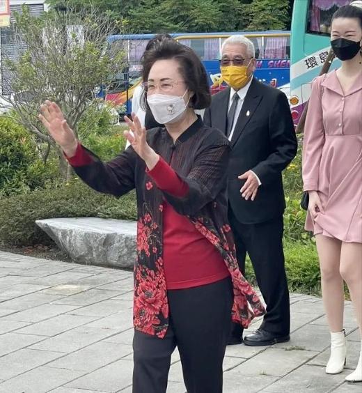 Flower buried her husband and lived in seclusion in a 550 million mansion, 84-year-old Qiong Yao ...