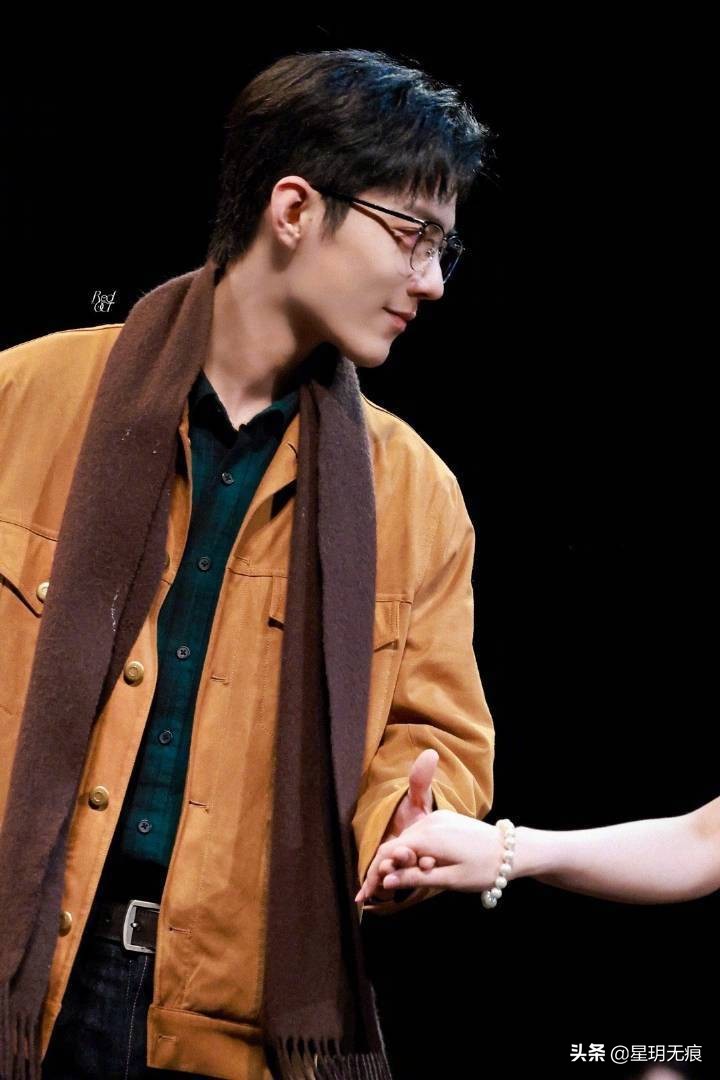 Du Hua appeared at Xiao Zhan's "Dream Like a Dream" performance site ...