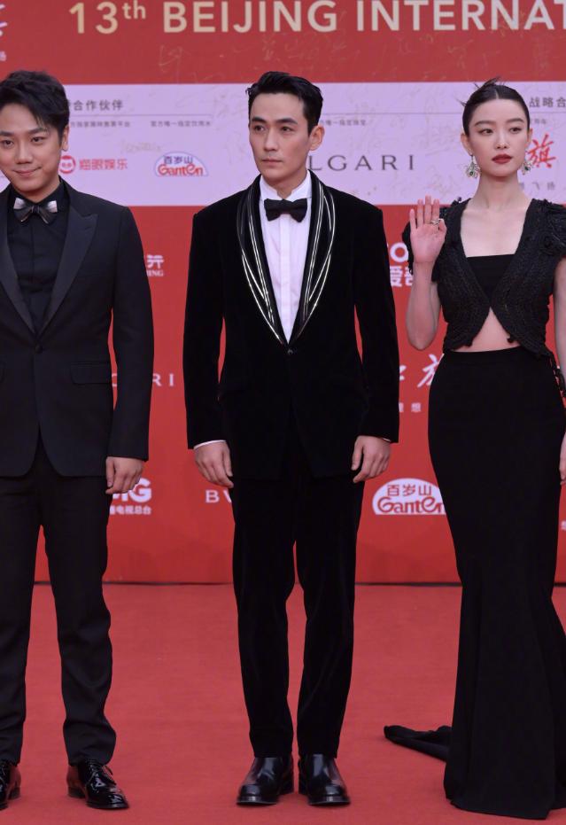 Ni Ni shines on the red carpet and becomes an oil painting goddess ...