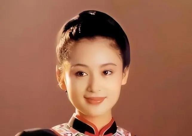 What happened to 54-year-old Chen Hong? Her face looks so real without ...