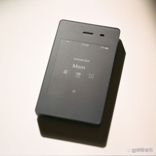 Facing the rich functions of smartphones, Light Phone has returned to ...