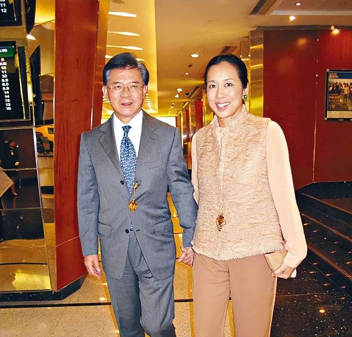 64-year-old Zhu Lingling and her rich husband go shopping hand in hand ...