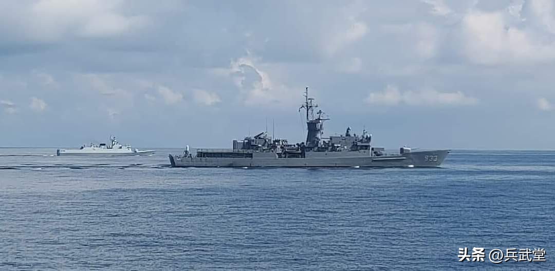 The domestic 054 and the 10,000-ton-class Kidd ship face off at close ...