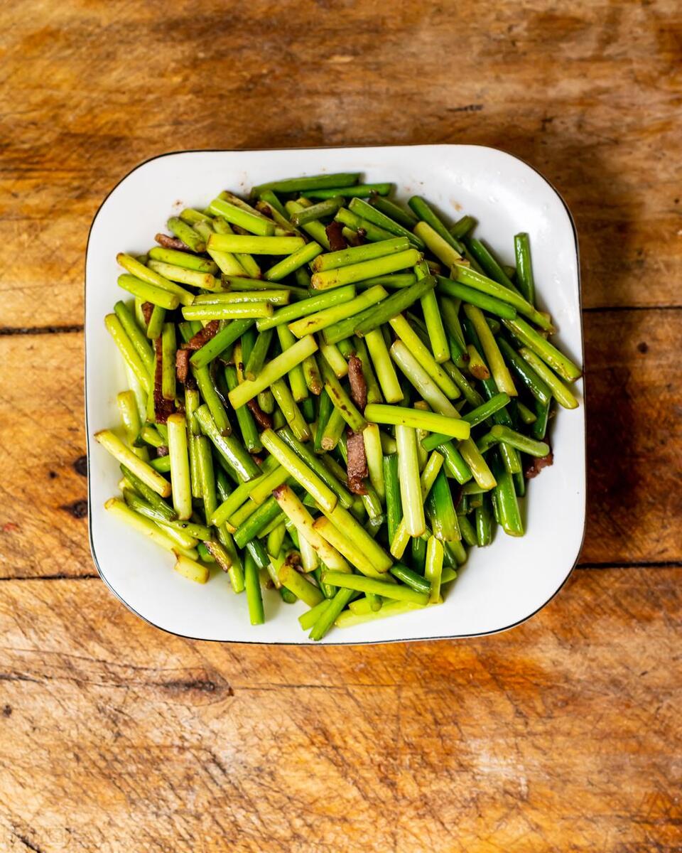 The beef is soft and tender, the garlic moss is fresh and sweet, the ...