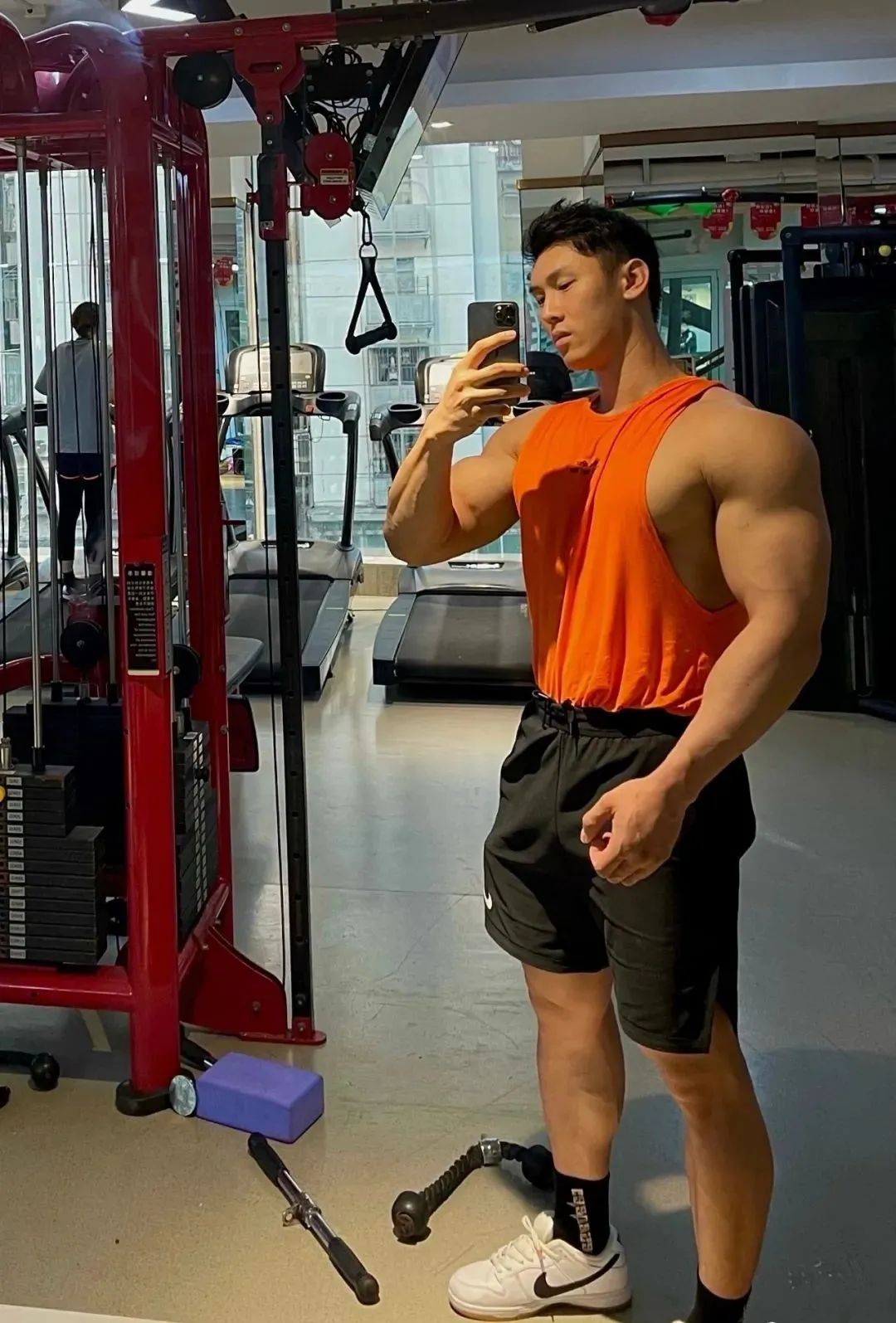 Liu Jing's latest photo shoot!This black-skinned muscle coach is also ...