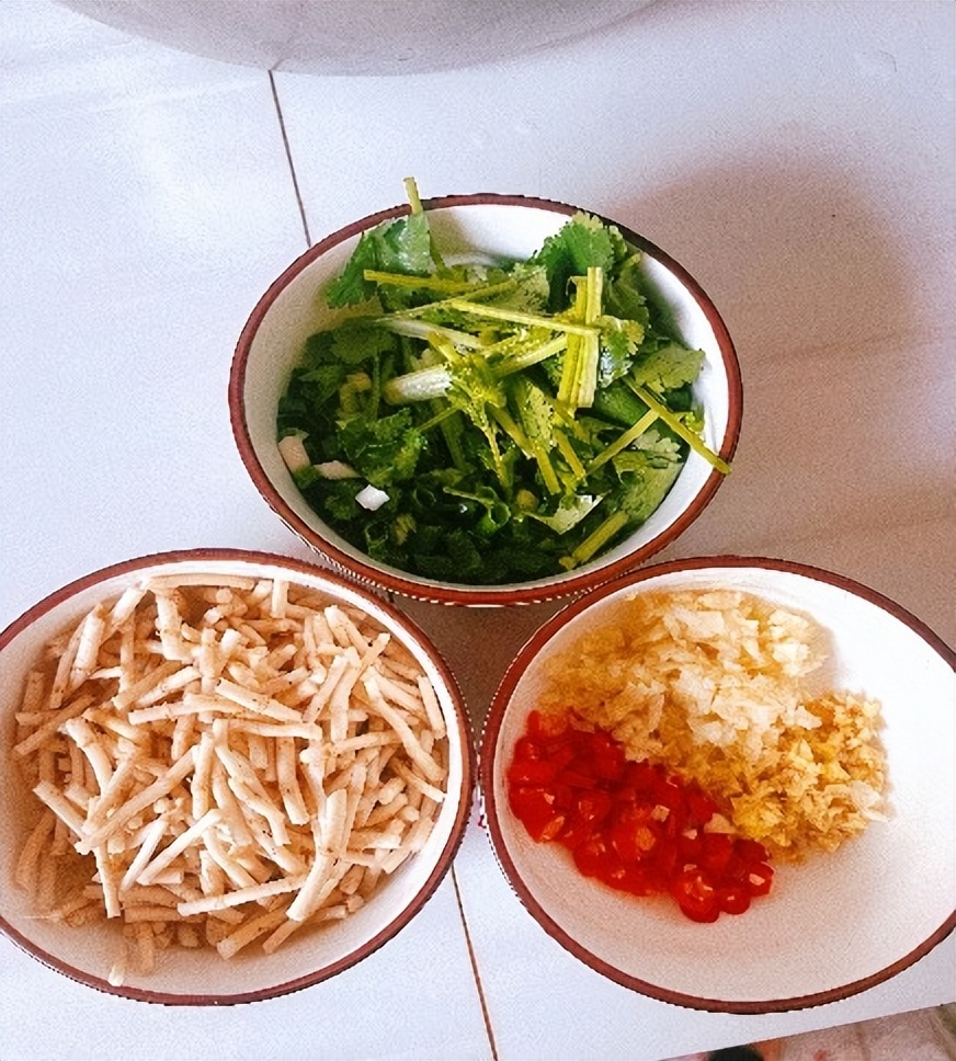 Internet celebrity ingredients: bean stems wrapped with folded ear ...