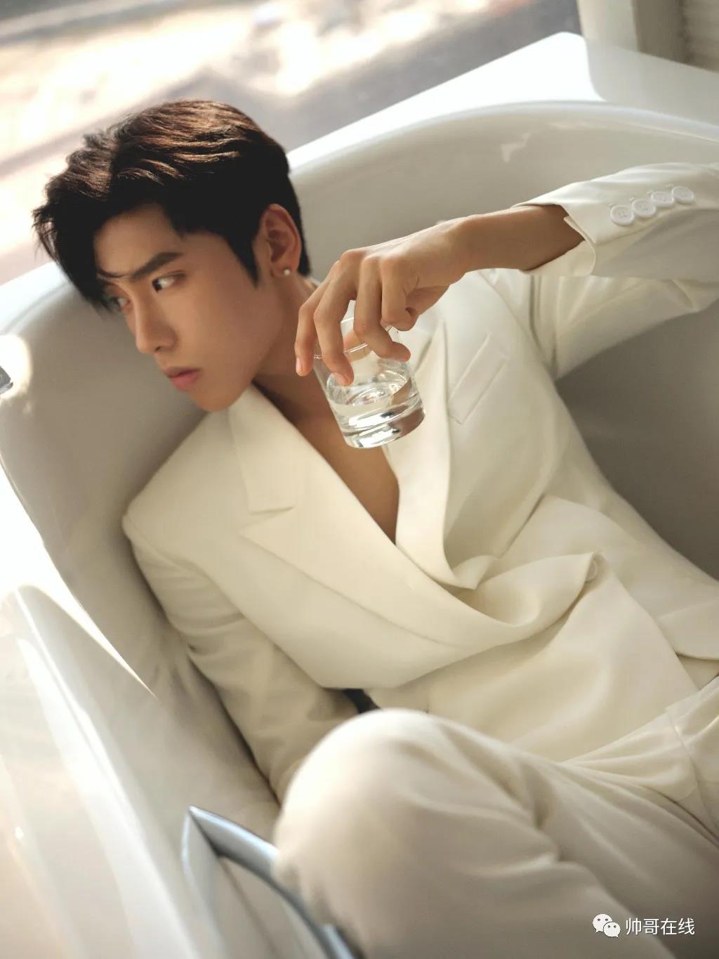 186 The long-legged and thin-muscle actor shows off his muscles for the ...