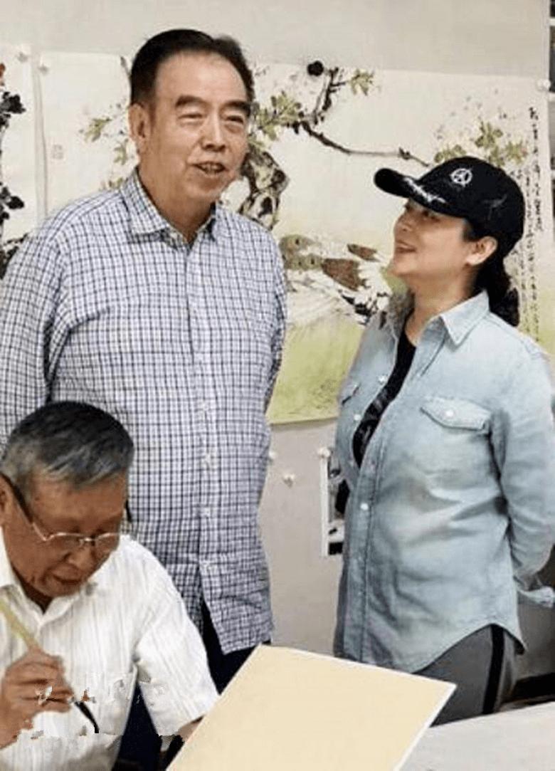 Chen Hong appears elegant and natural without makeup, her bust is plump ...