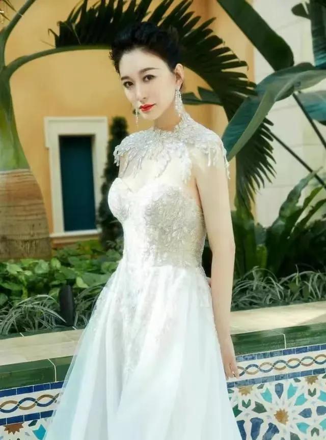 Li Xiaoran: Frozen age, her charm is not diminished - iNEWS