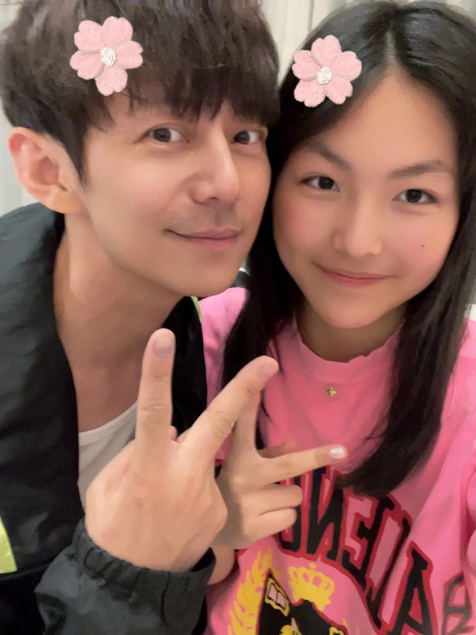 He Jiong and Wang Shiling took a selfie, full of youth, no age ...