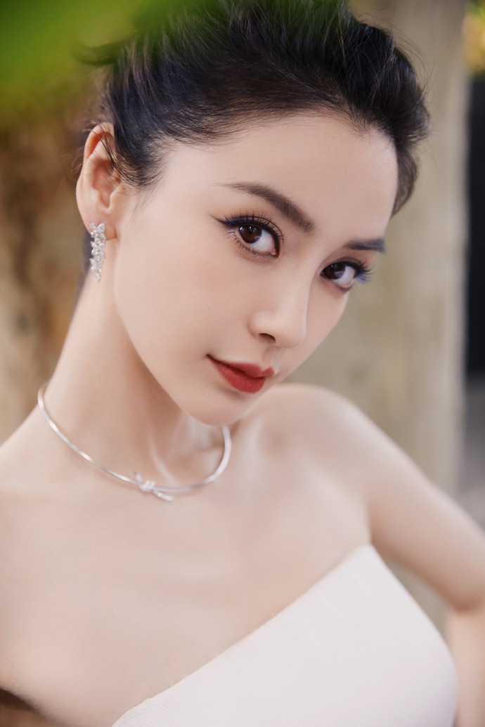 God of beauty comes! Angelababy Huabiao Awards has a smart and elegant ...