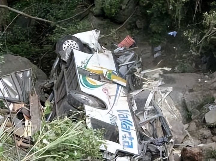 In Mexico, a bus lost control and fell into a 25-meter-deep cliff ...