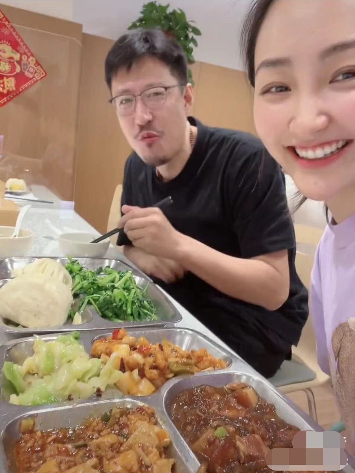 The 47-year-old Yu Zhen's wife Xin Yue is quite extravagant. Xin Yue is ...