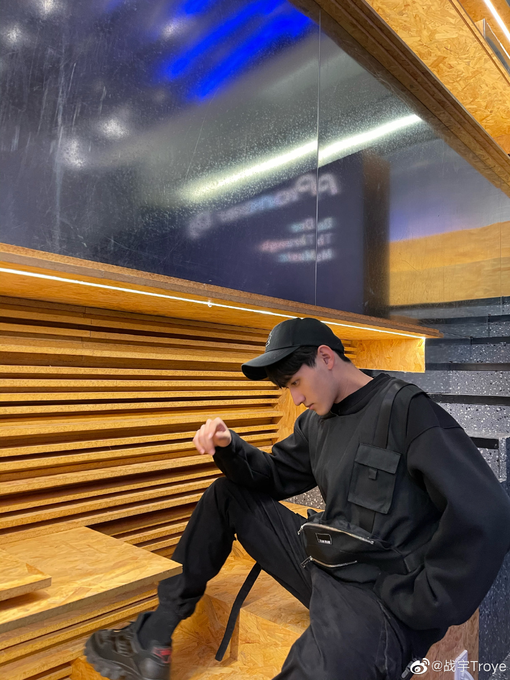 Zhan Yu: Who is this guy?He looks clean and handsome, and has ...