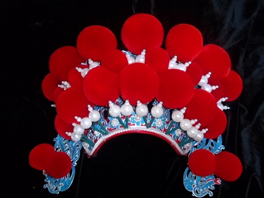 Take a look at the ancient wedding dresses in old Hong Kong movies—an ...