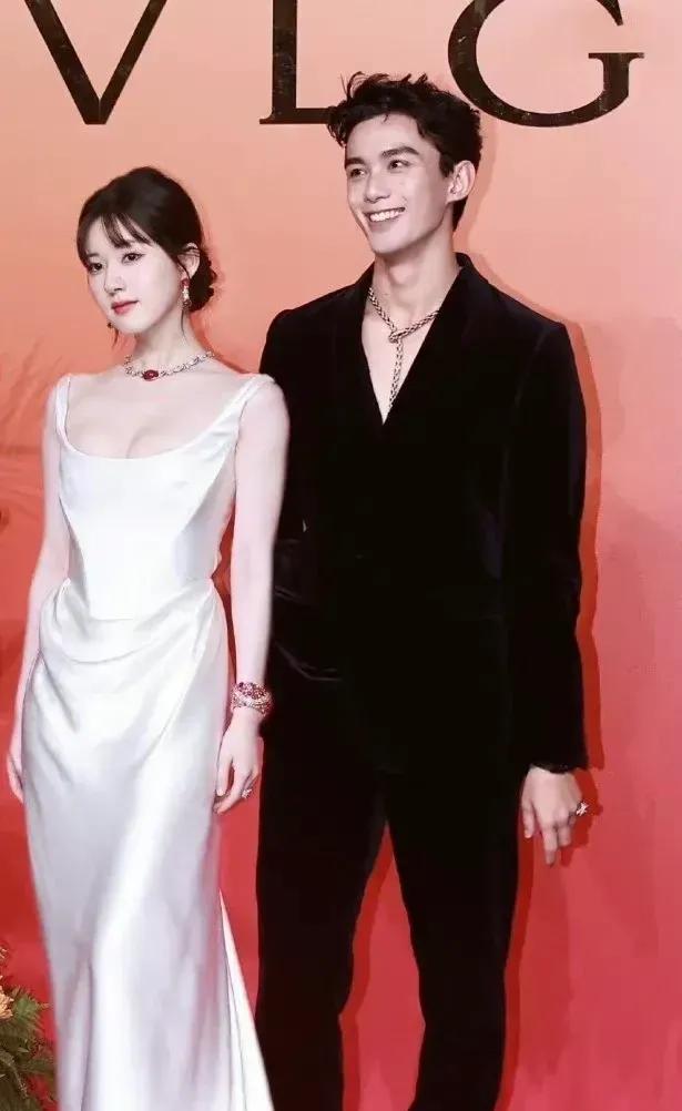 Wu Lei grew from a boy to a man, with sharp and angular facial features ...