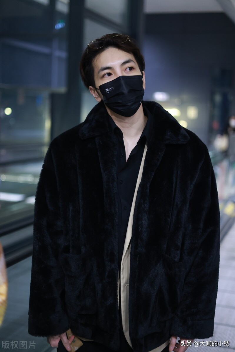Qin Fen arrived at Shanghai Airport, wearing a black woolen jacket and ...