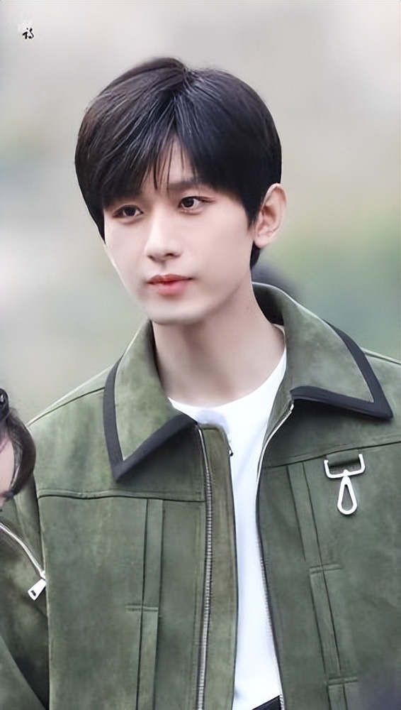 Cheng Yi, the protagonist of "Agarwood is like crumbs", is a handsome ...