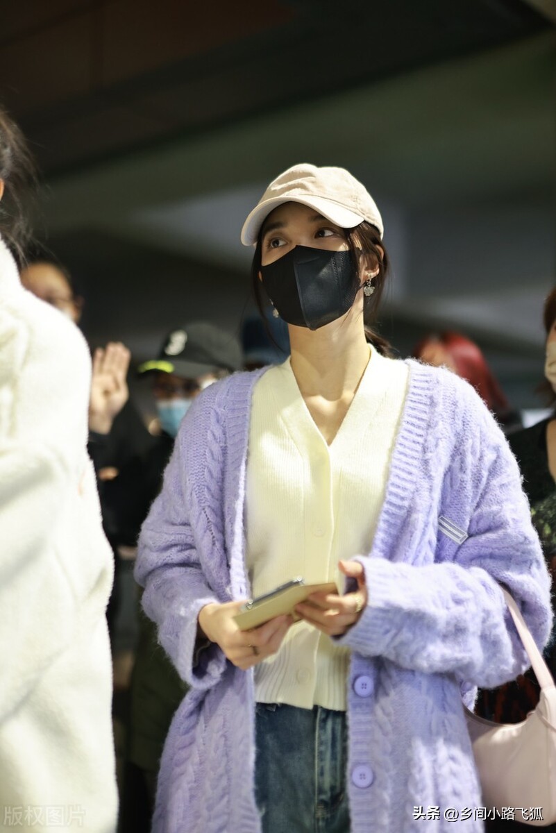 Wan Peng appeared at Shanghai Airport, wearing a baseball cap, sweet ...