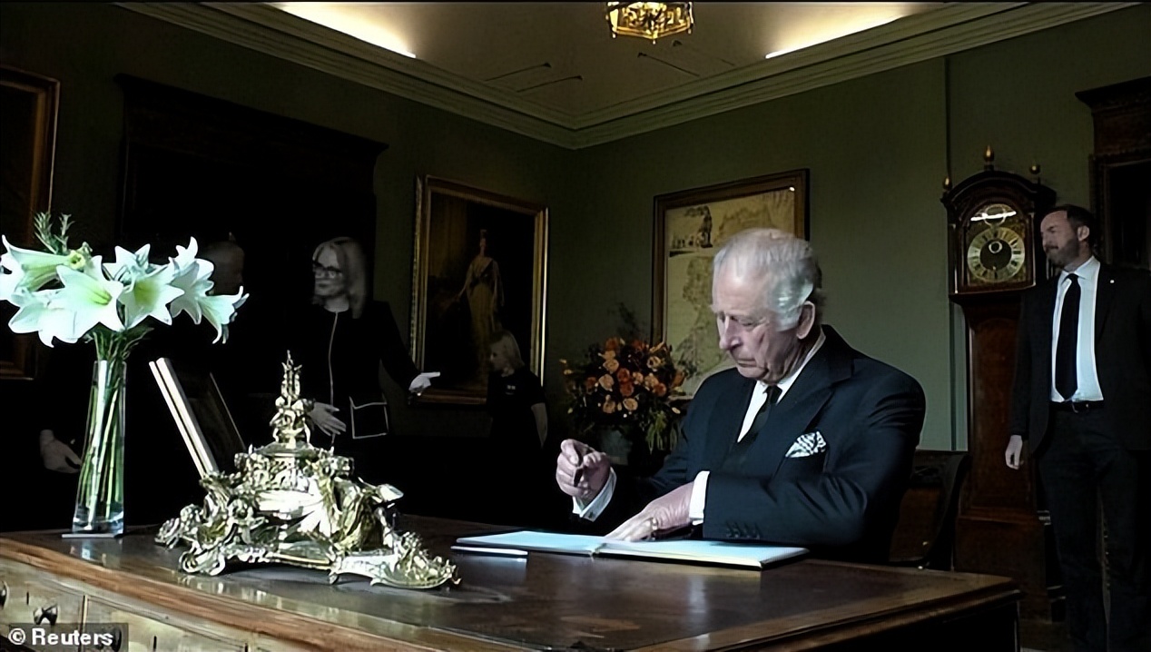 Charles III is angry again!The signature fountain pen leaks, the new ...