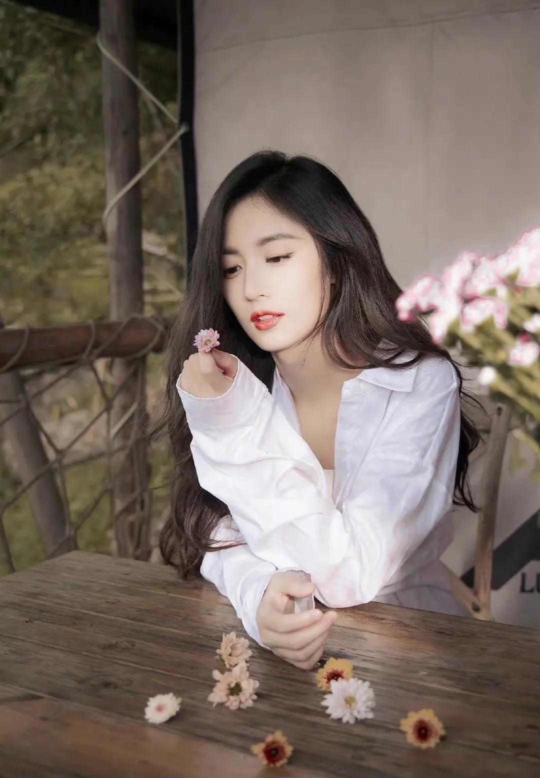 So beautiful Chen Yuqi, white clothes, long curly hair, hazy lighting ...