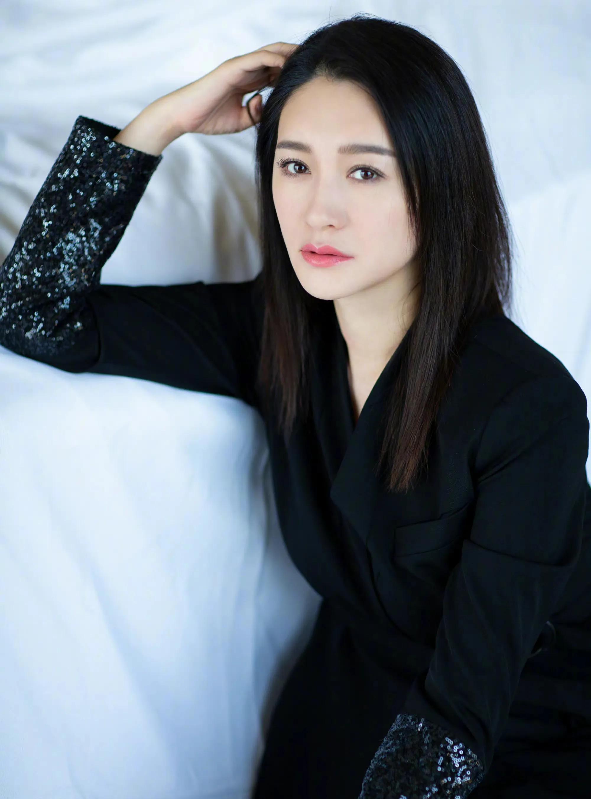 Li Xiaoran: Frozen age, her charm is not diminished - iNEWS