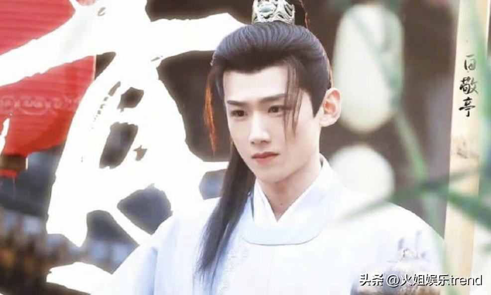 Bai Jingting's new hair color attracts attention, netizens: Don't dye ...