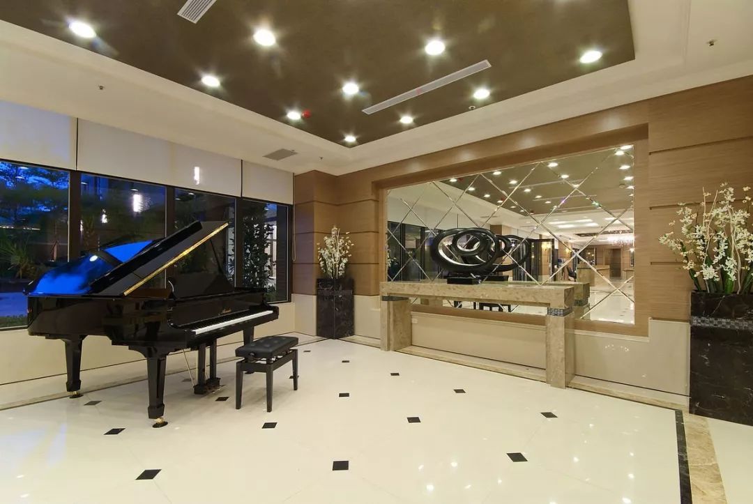 How does the piano shop create an elegant atmosphere? - iNEWS