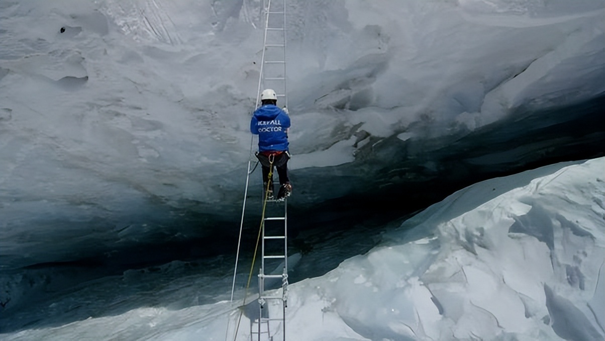 What makes Mount Everest so dangerous? - iNEWS