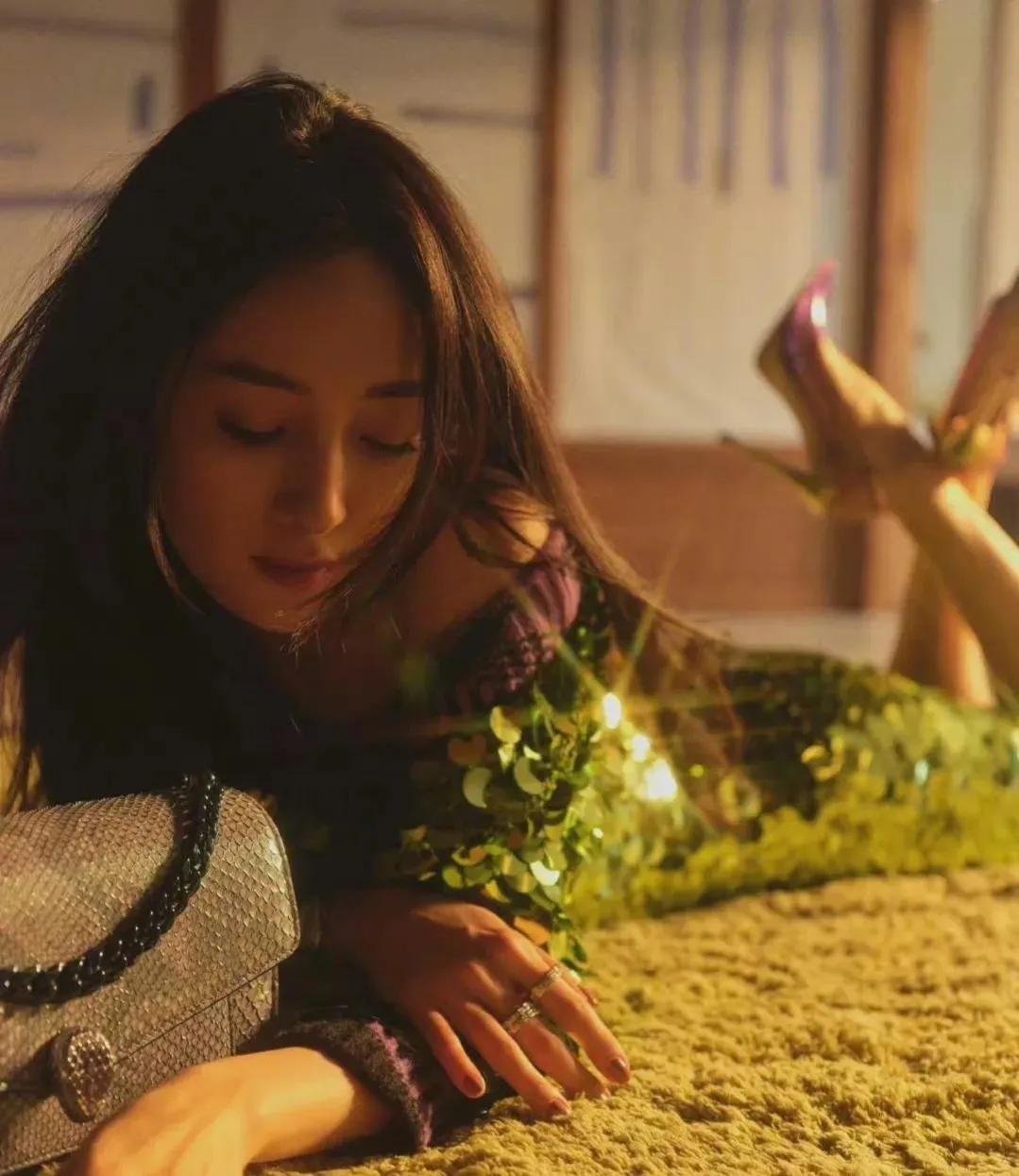 In the magazine "Men's Clothes", why is the naked Wang Ziwen not the half-naked Yang Mi? - iMedia