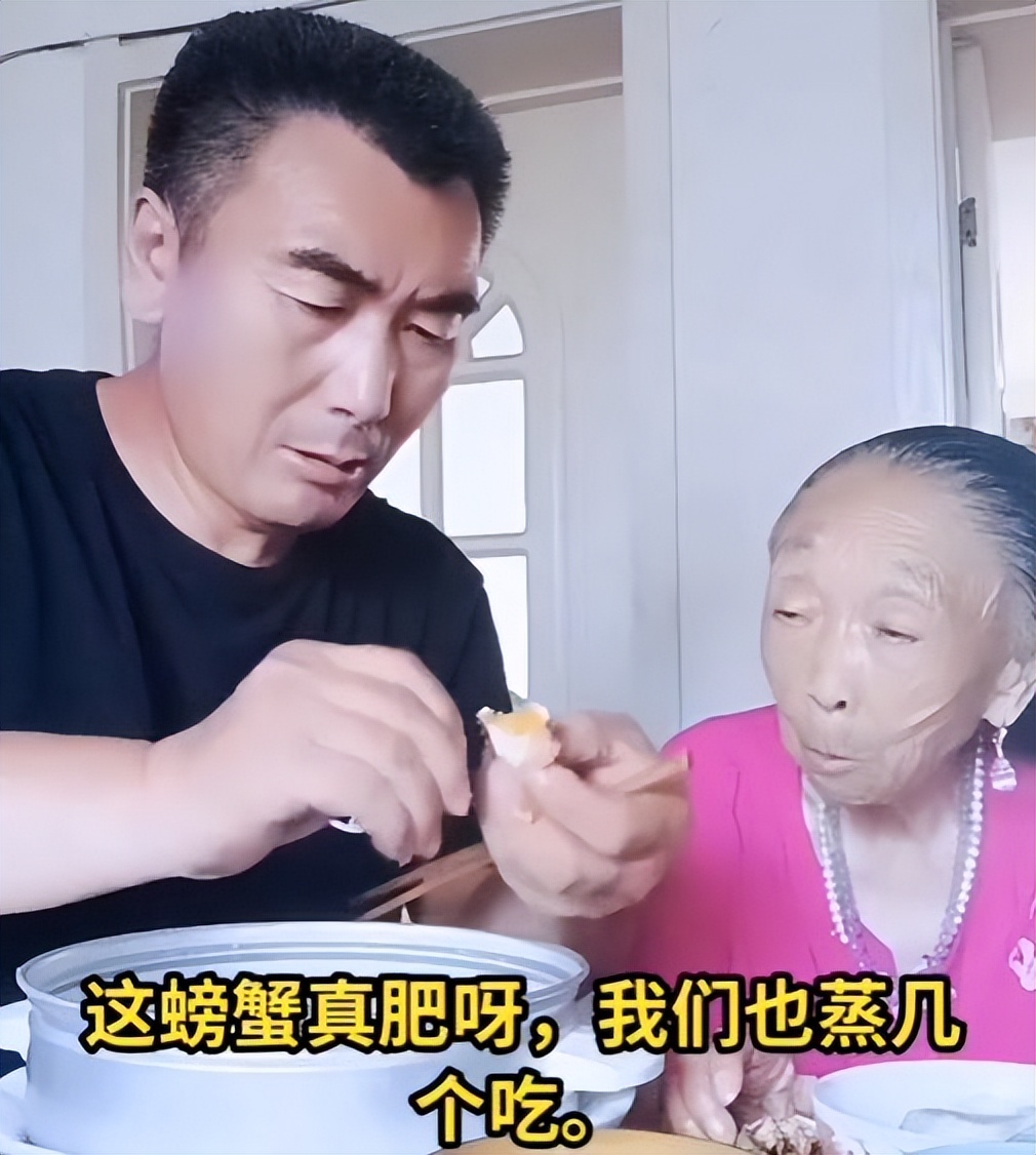85-year-old Ma Yuqin was asked for a kiss while dancing. Her husband's ...