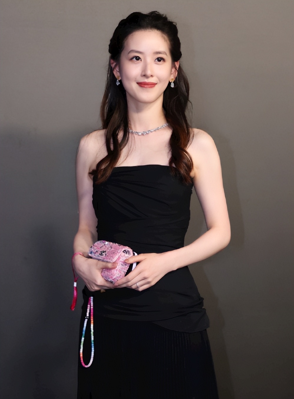 Zhang Zetian attended the dinner event in Cannes, his skin was so white ...