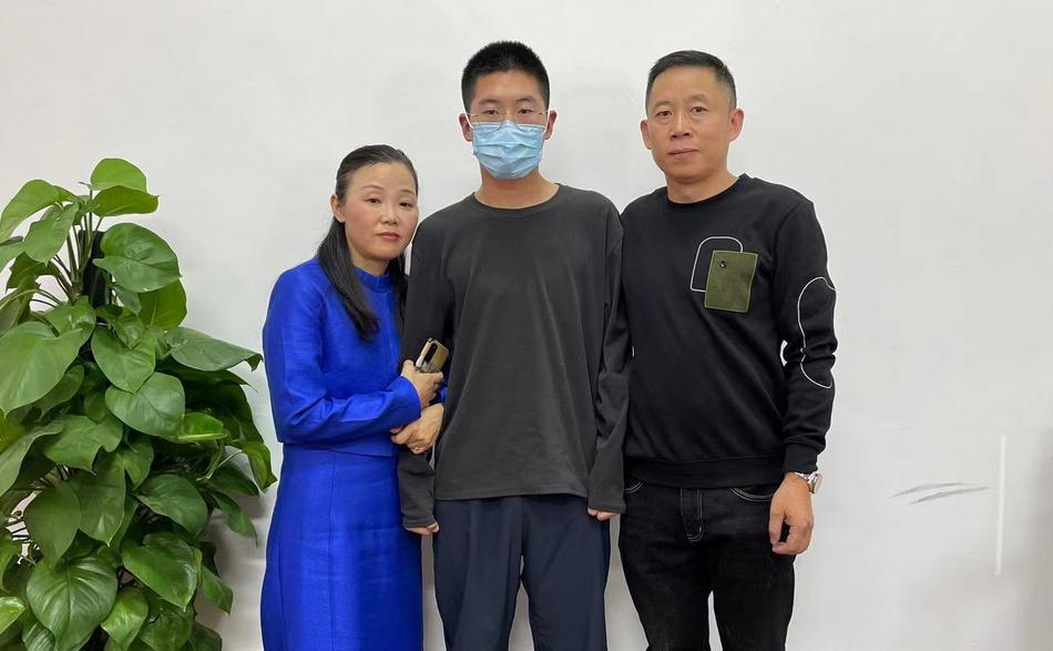 A family of five finally reunited!Sun Haiyang drove Sun Yue home, Sun ...