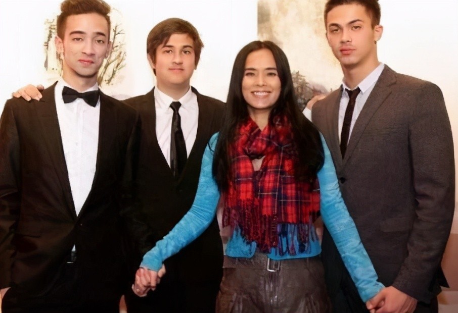 Wei Wei took a group photo with her three sons! At the age of 59, she ...