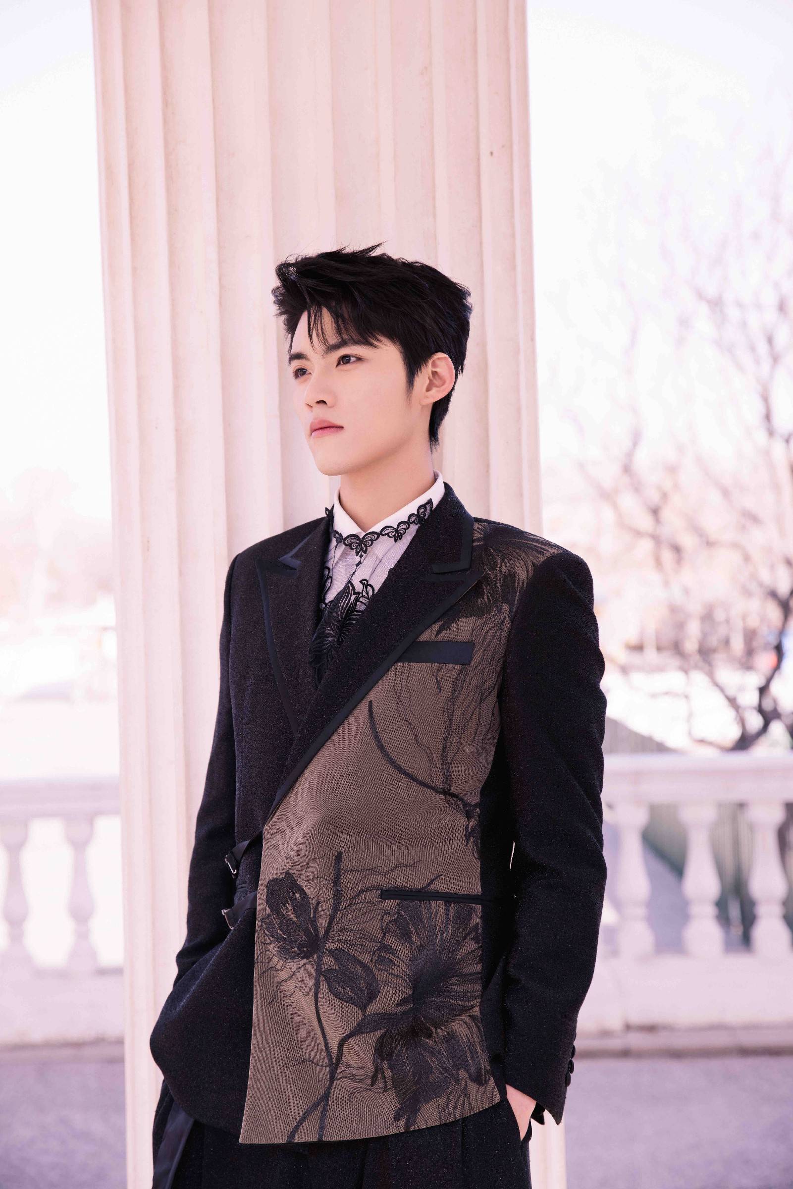 Zhou Yichen attended the Weibo Music Festival, showing a modest and ...