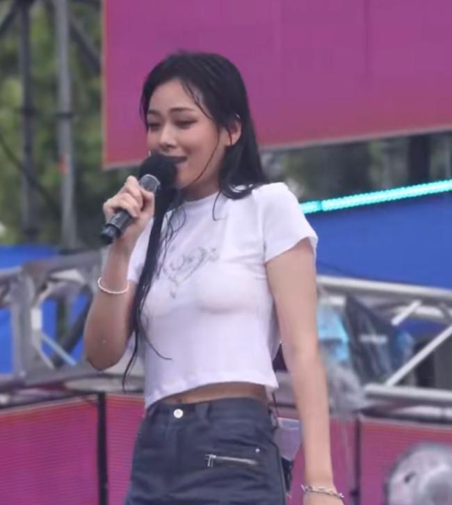 Singer bibi's stage performance almost disappeared!The underwear strap ...