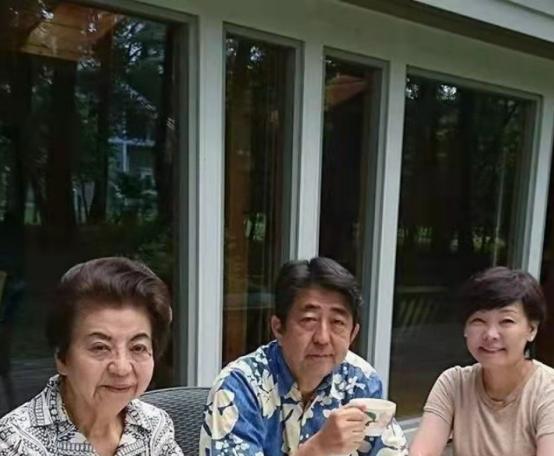 Abe's rebellious wife: Open a tavern and love to chase stars - iNEWS