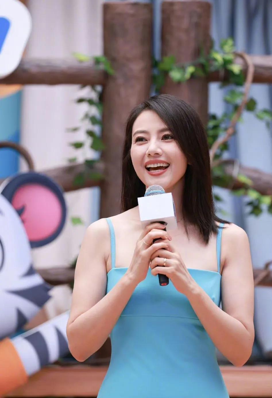 Gao Yuanyuan's blue skirt Yu Shuxin Ling Miaomiao's modeling Yang Chaoyue Braised pork Yang Ying ...