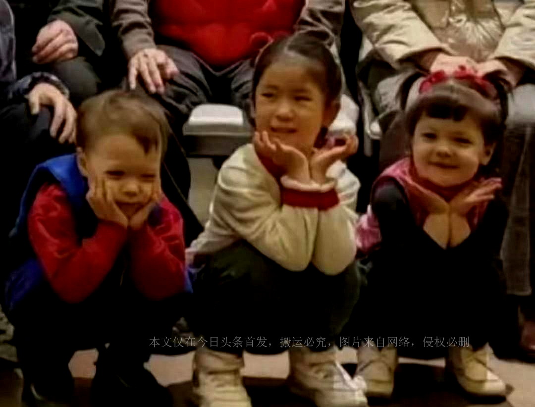 Sa Beining's family photo reveals the twins' frontal faces, which look ...