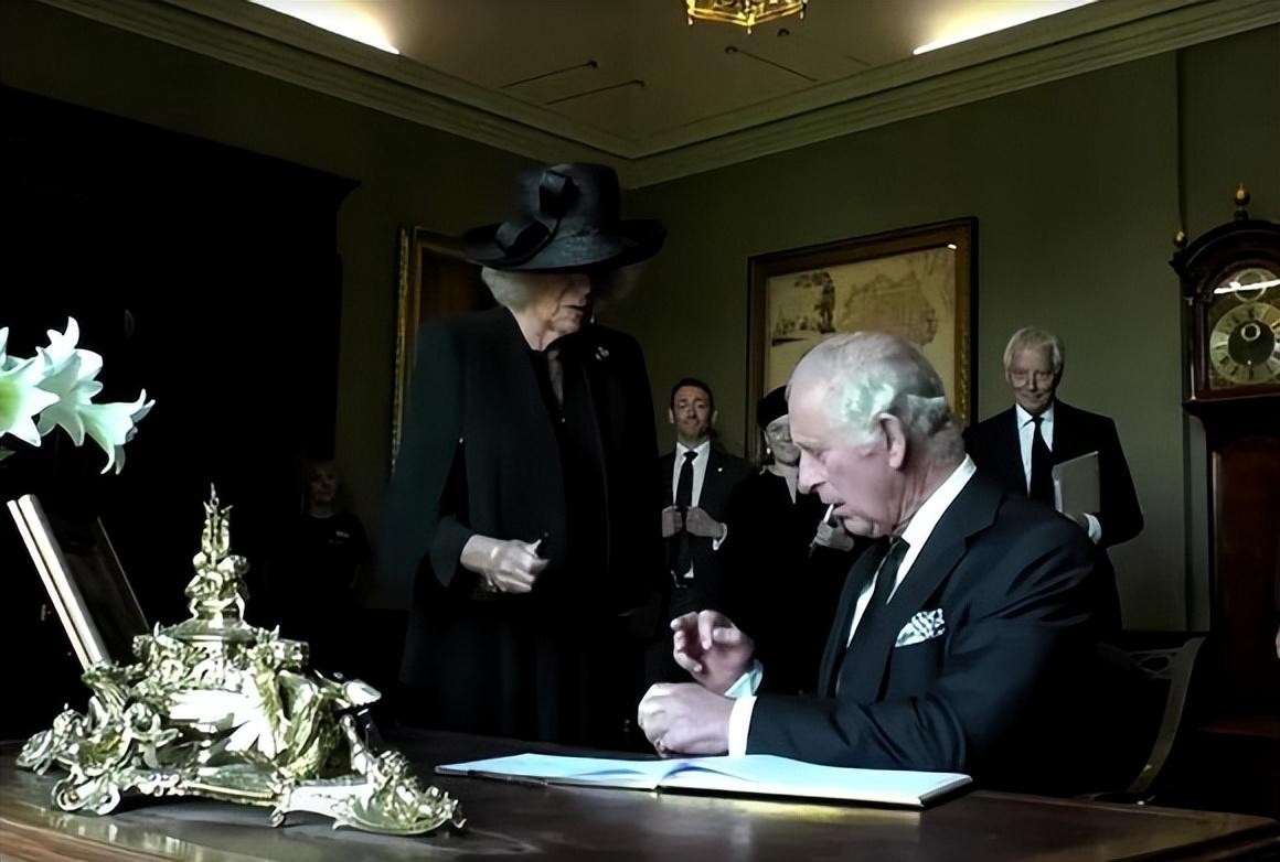 The hands of 3 men in the British royal family: Charles has fingers ...