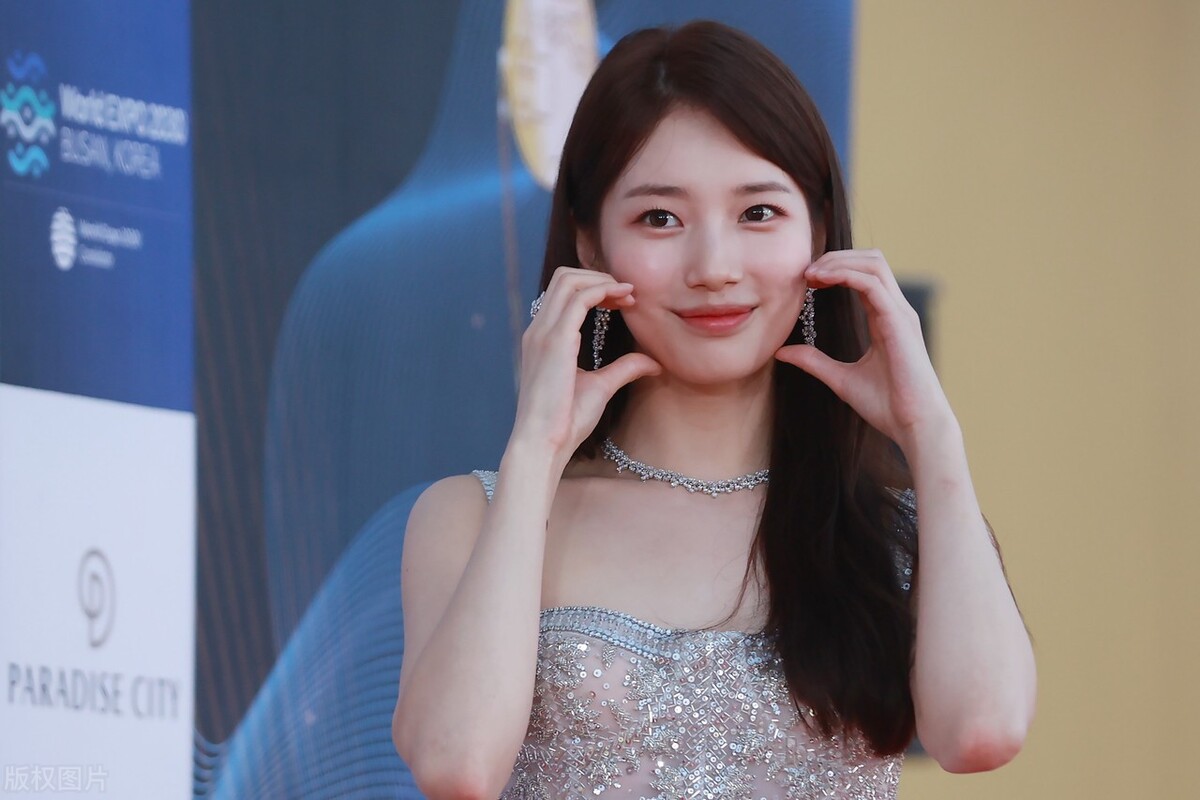 Bae Suzy won the Queen's Choice Award for her role in "Anna" and she showed off her beauty to ...