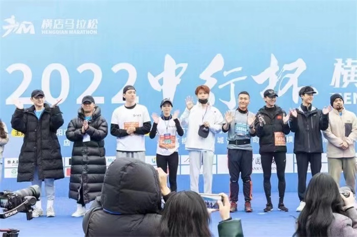 Yuedong Marathon, young actor Meng En participated in the Hengdian ...