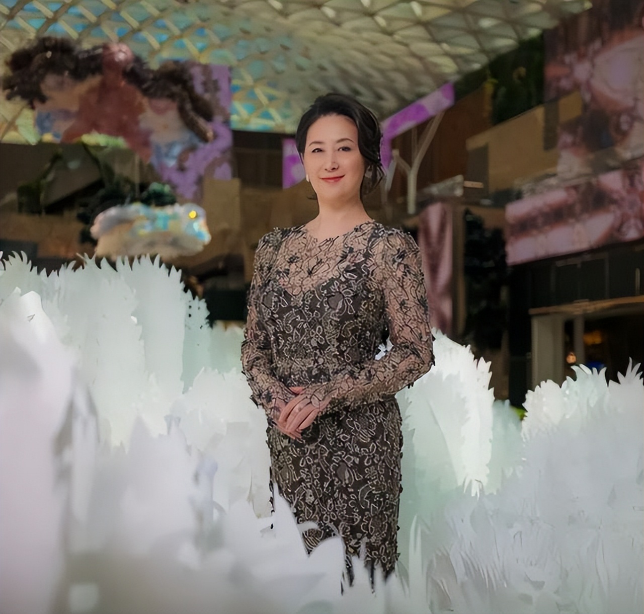 He Chaoqiong bids with the gambling king Si Tai, with short hair and a ...