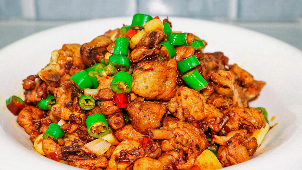 The chicken wing root is so delicious in this way, the outside is burnt ...