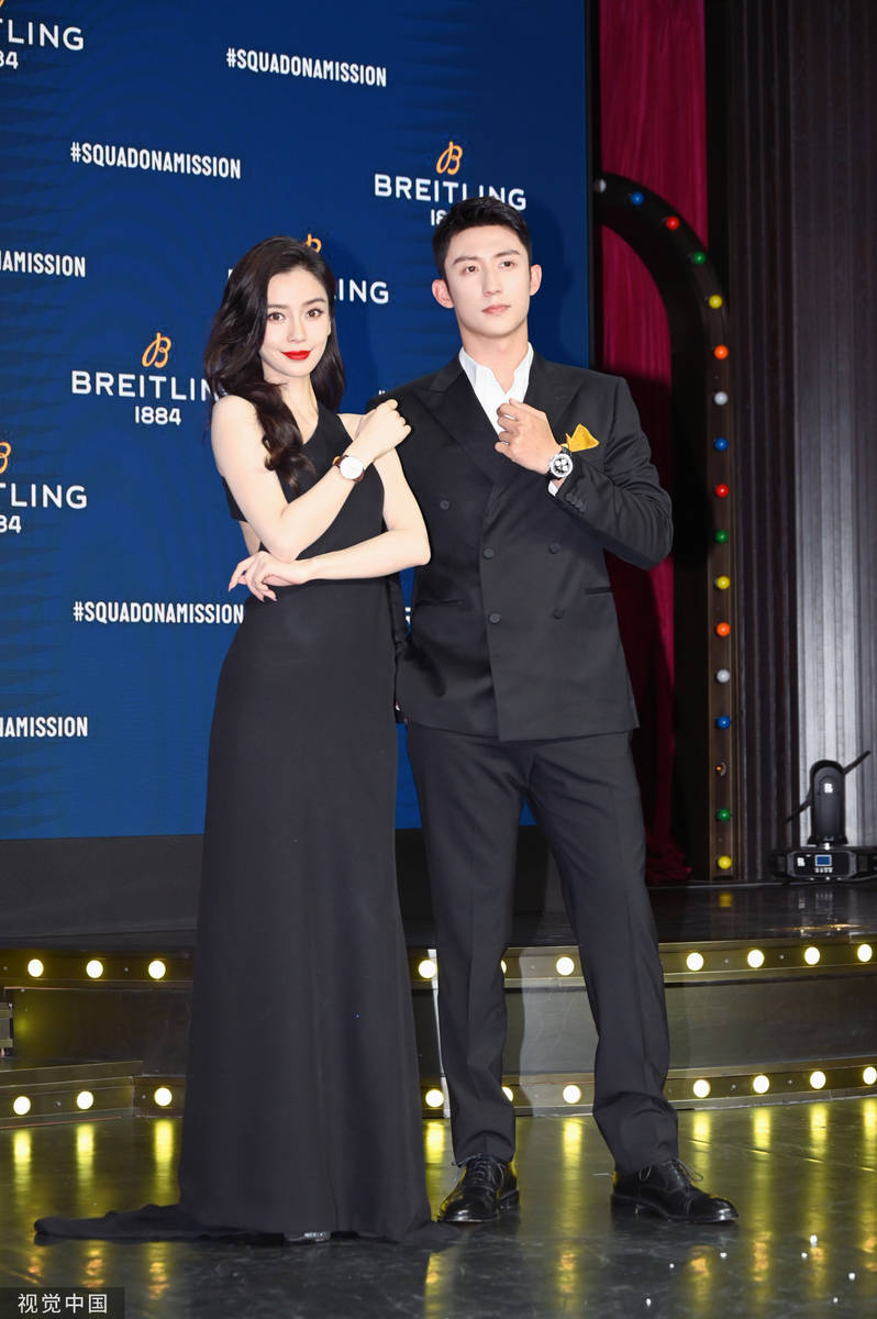 Yang Ying attended the event with fair skin, beautiful red lips and eye-catching Huang Jingyu ...