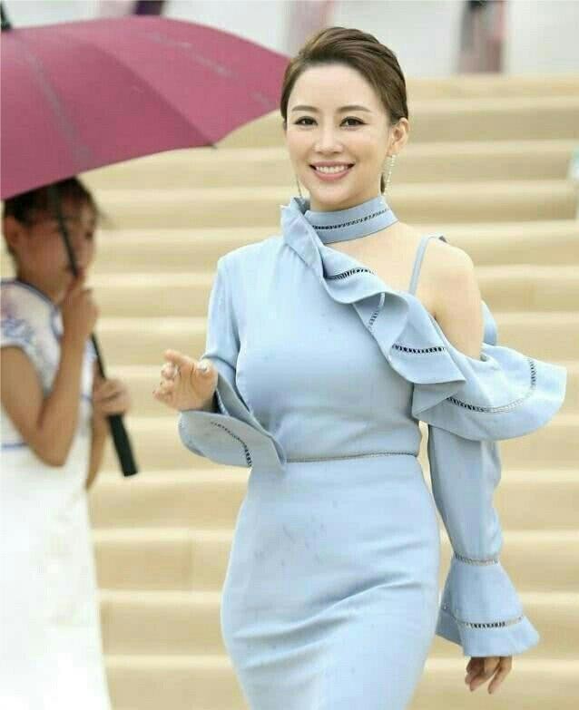 The current situation of 42-year-old Pan Xiaoting, with fair skin and hot body, after seeing the ...