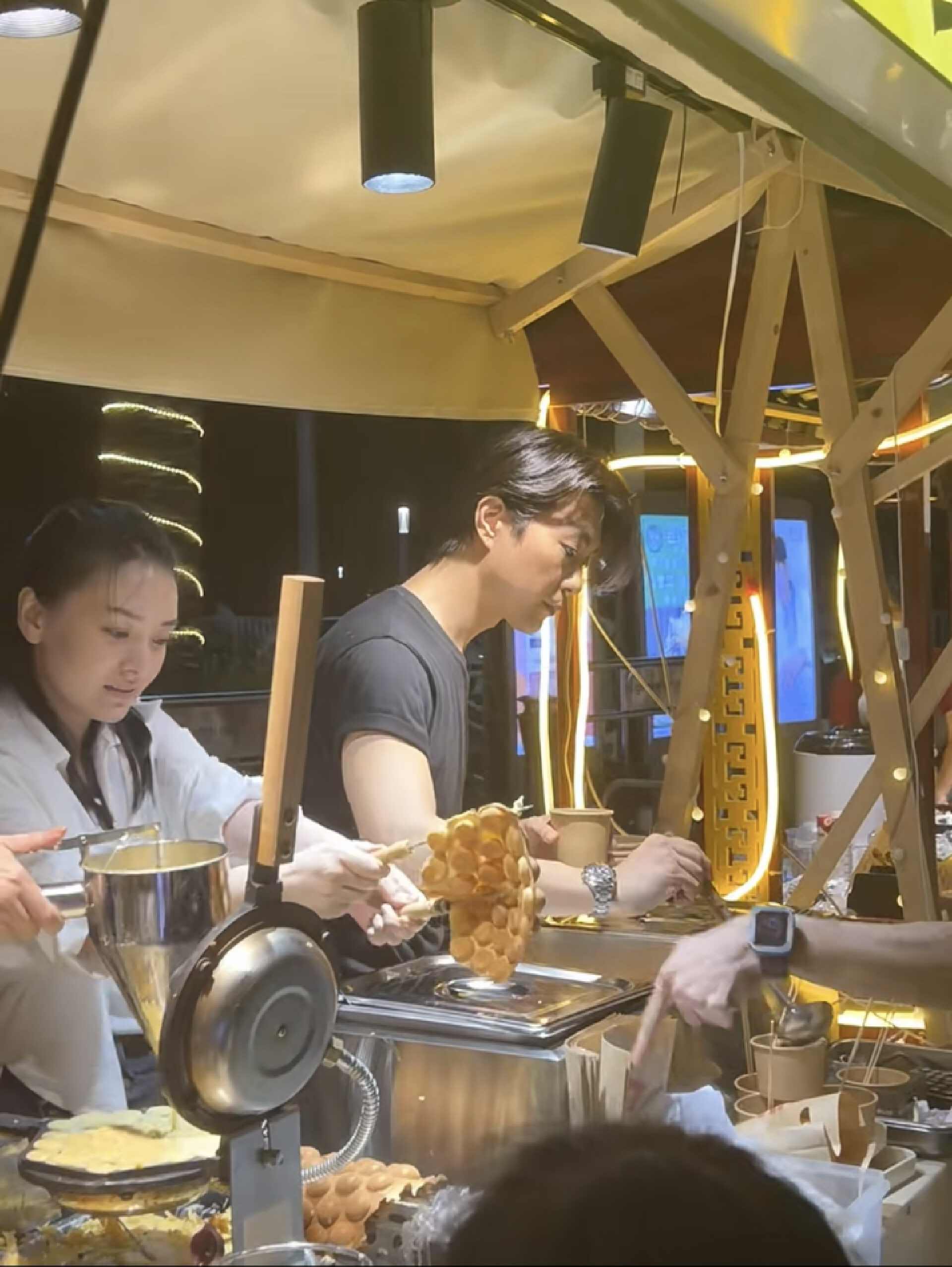 2 popular TVB male stars returned to the mainland, set up a stall to ...