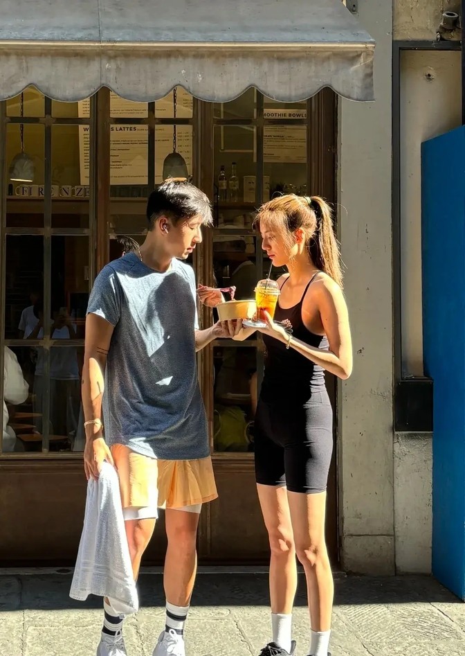 Wu Qianyu works out without makeup and amazes Shi Boxiong with her 8-pack abs. The fairy couple ...