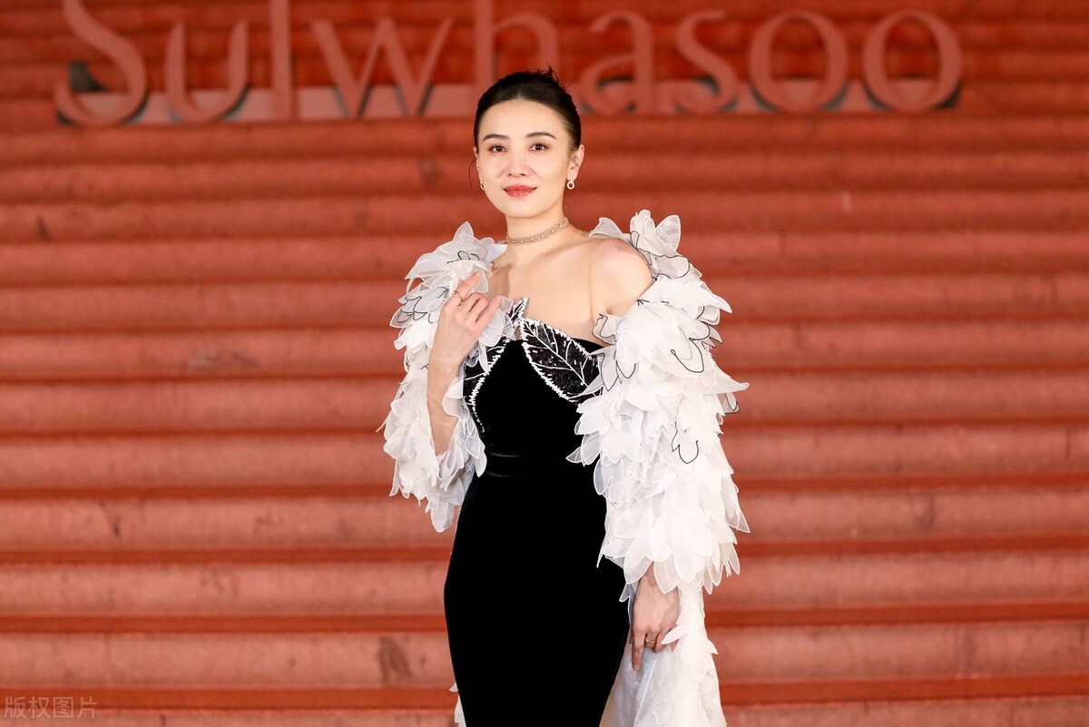Song Jia; the award is soft, the multi-faceted actress portrays classic ...