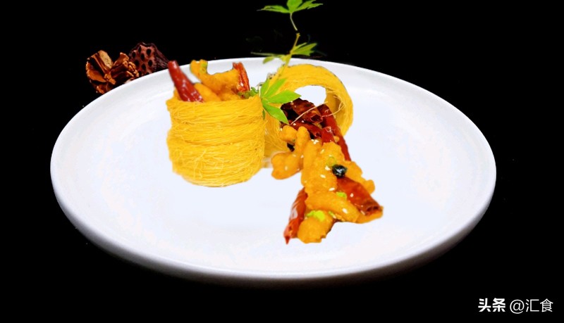 Shredded cabbage mixed with jellyfish, spicy stir-fried pork neck with ...